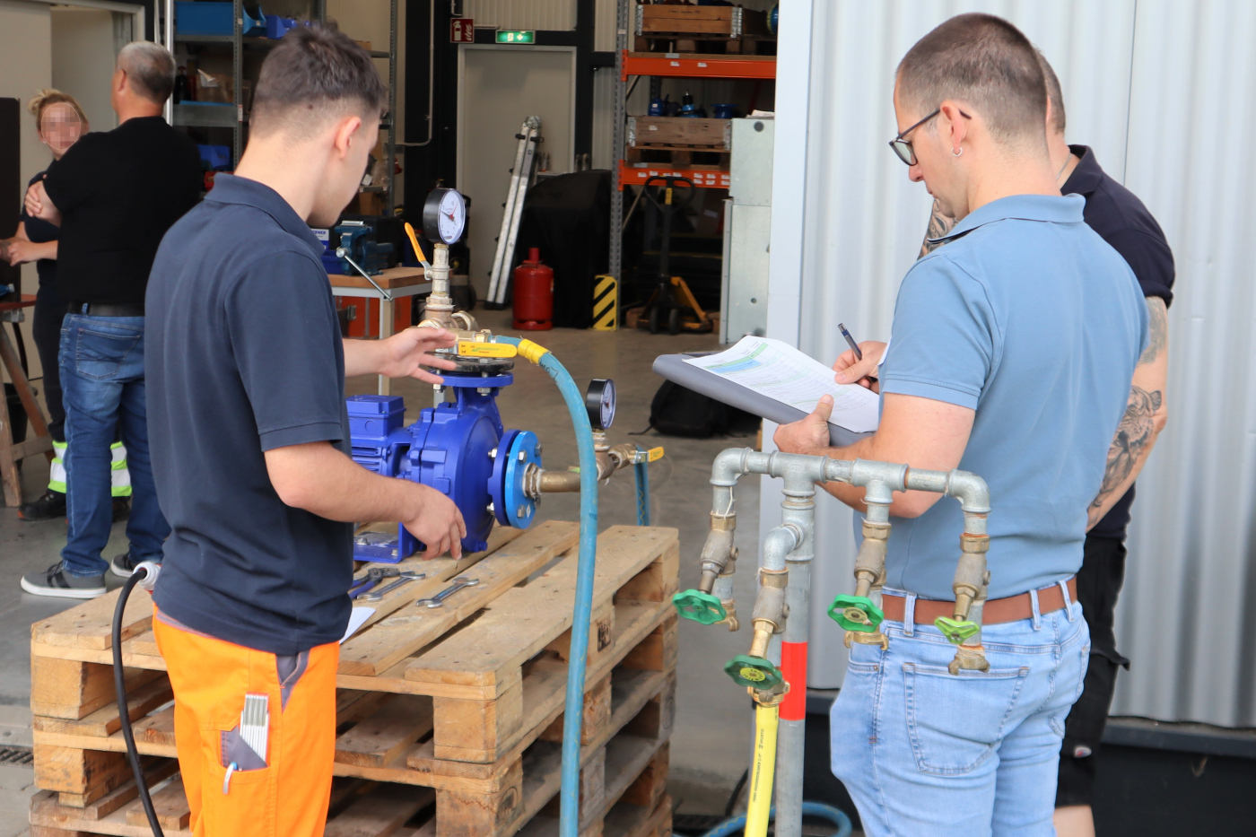 Erfolgreiche praktische Prüfung angehender „Fachkräfte für ...